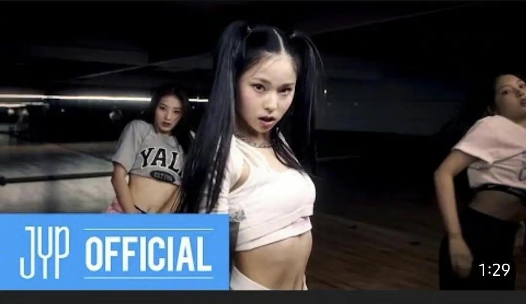 JYP's new girl group hits Liu Zhimin in the face. The three of them ...