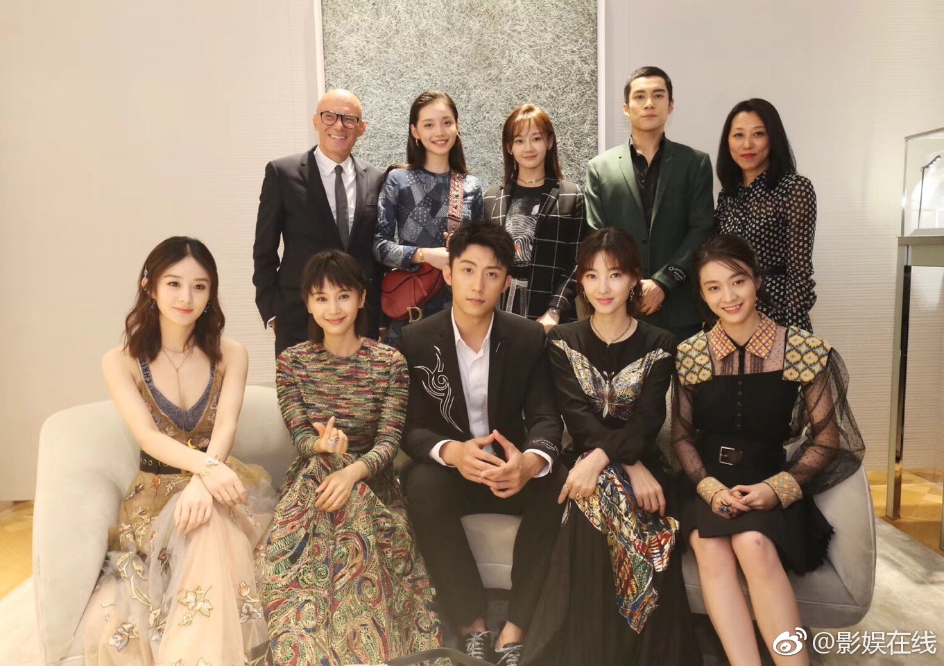 An intimate photo of Han Dongjun with his mother and friend Li Landi ...