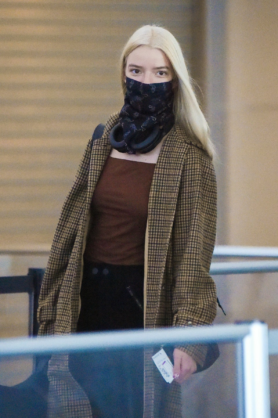 The goddess Anya is so down-to-earth, the suitcase and guitar are taken ...