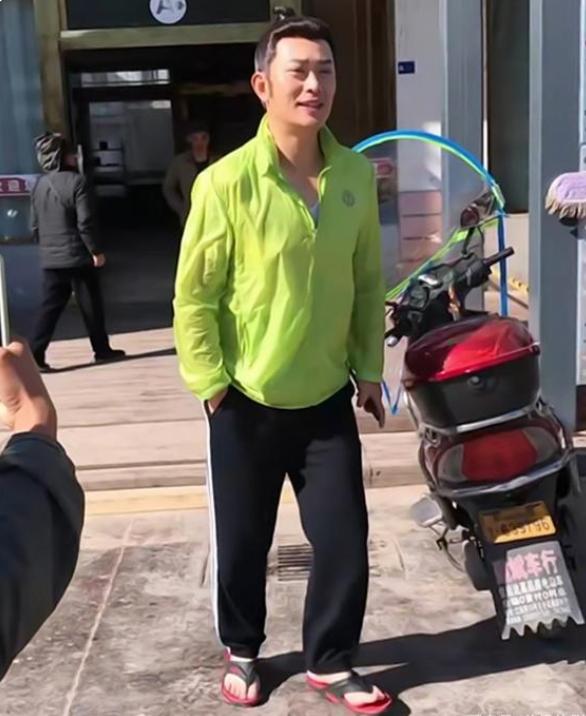 47-year-old Huang Haibing has a serious blessing, with a big face and a ...