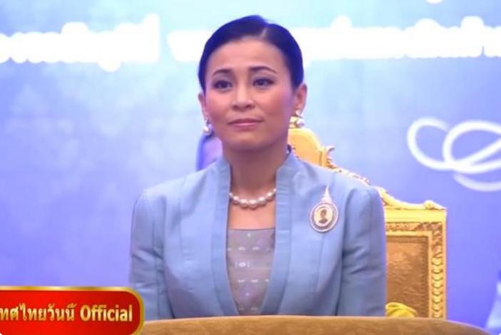 The Thai King holds Sutida's hands and has a deep meaning. He holds both hands on life and ...