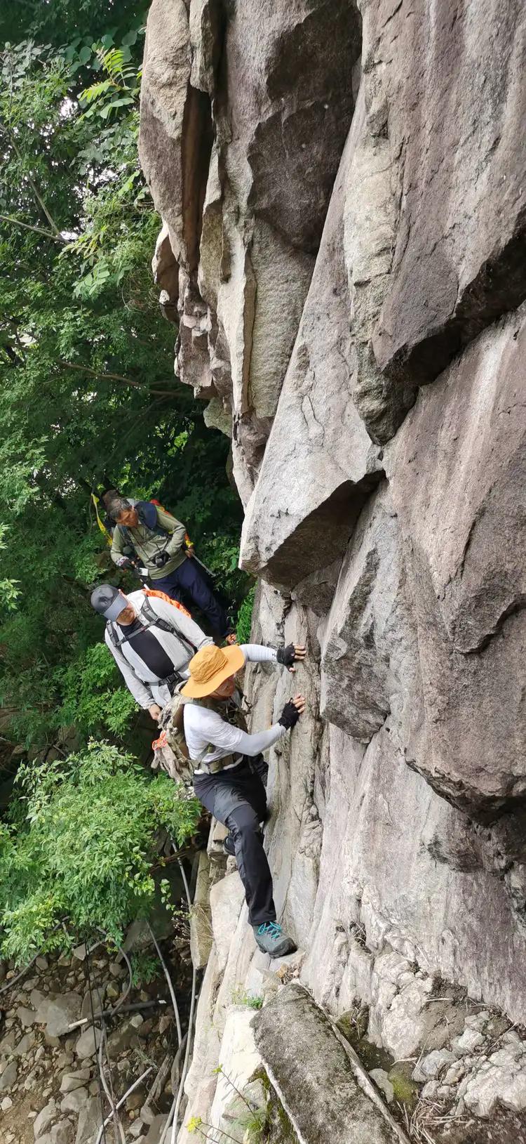 Lushan Bailongtan is a good place to climb and play with ropes and ...