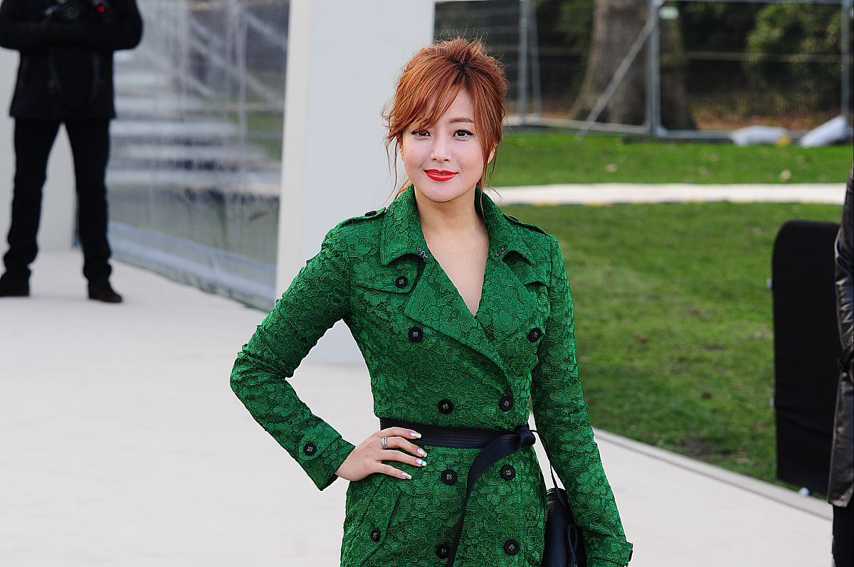 Kim Hee Sun is really daring, he dare to try any color scheme, green ...