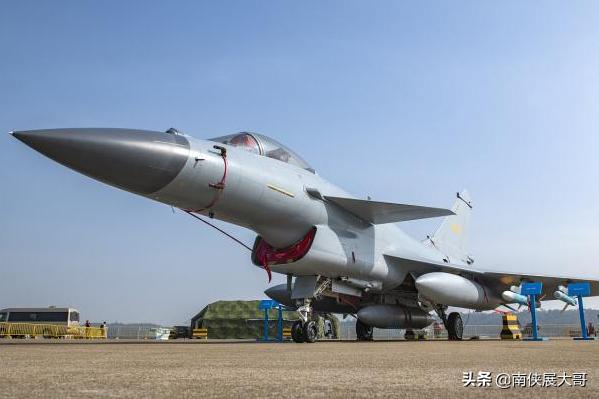 Why are the colors of the fighter's nose and fuselage different? - iMedia