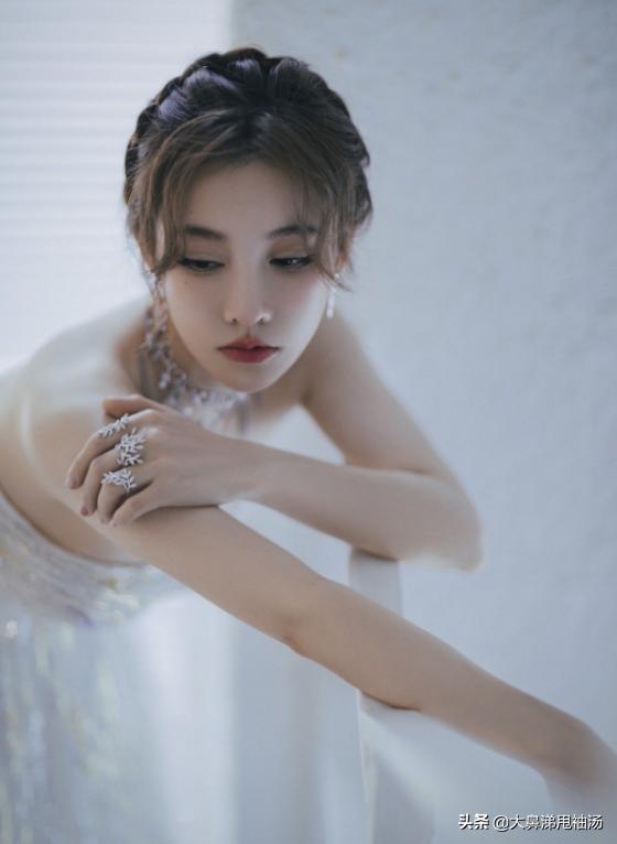 The goddess is full of fans!Feng Timo tube top dress appeared on the ...