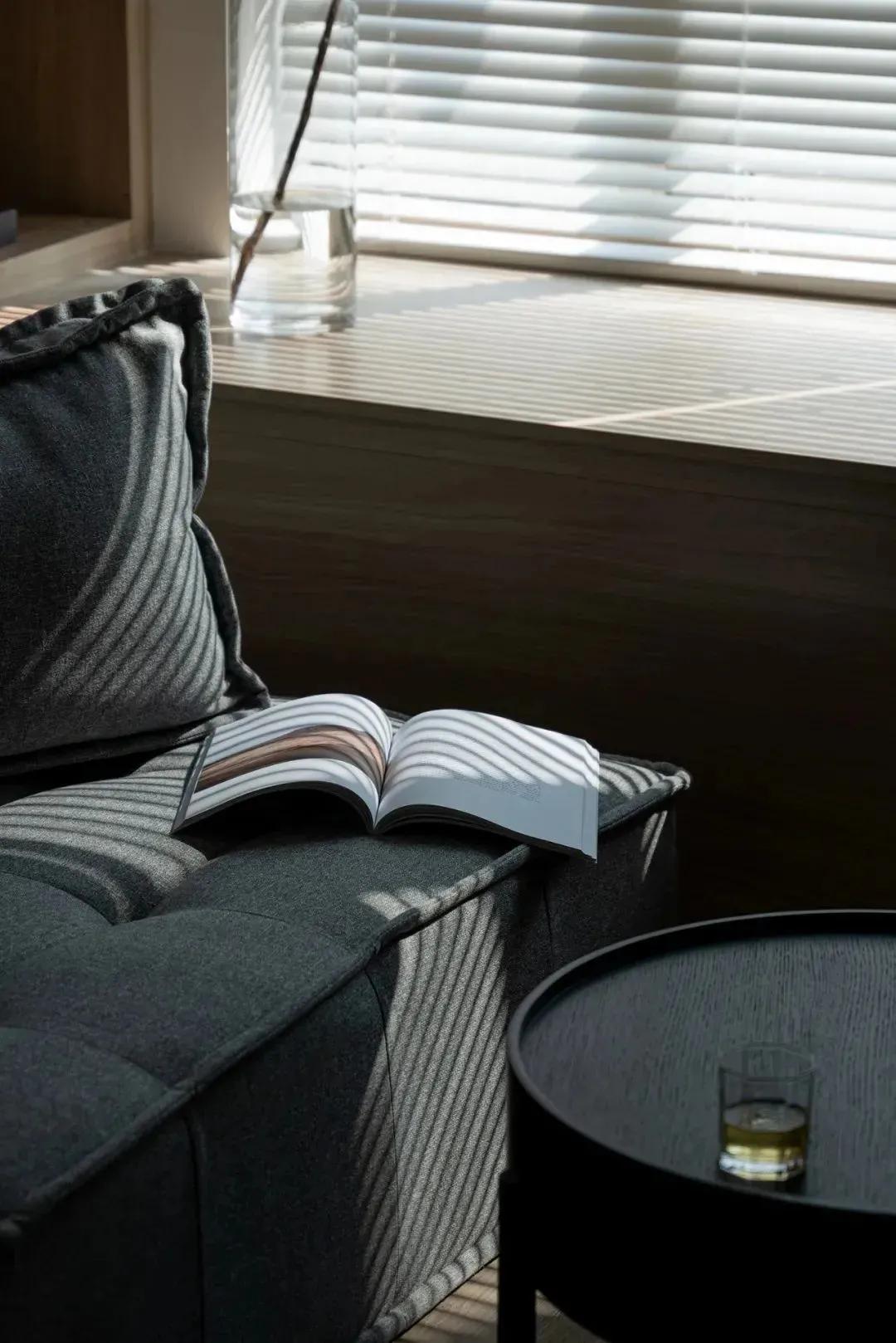 The decoration of his house is "pragmatic and not fancy", it is simple ...