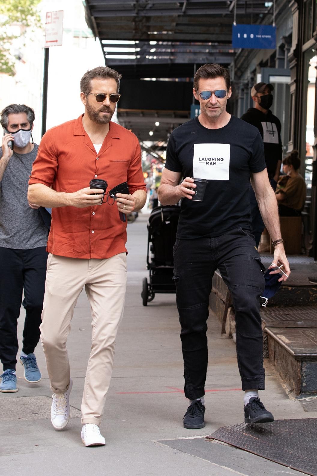 Deadpool and Wolverine go shopping intimately, the two have strong arms ...