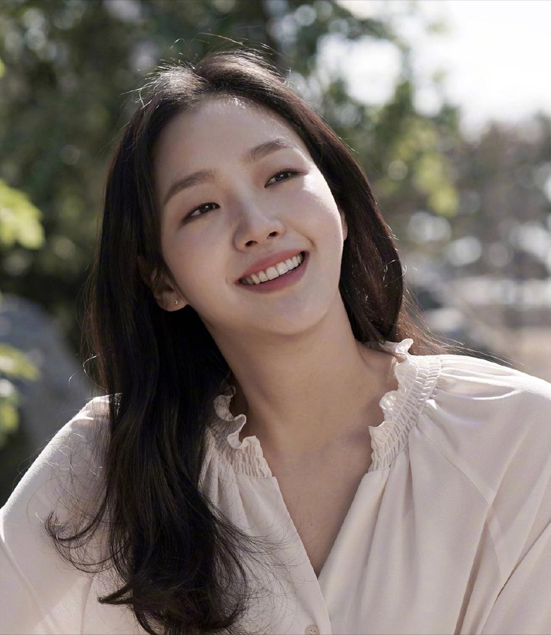 Actress Kim Min-hee: Falling in love with a 22-year-old married ...