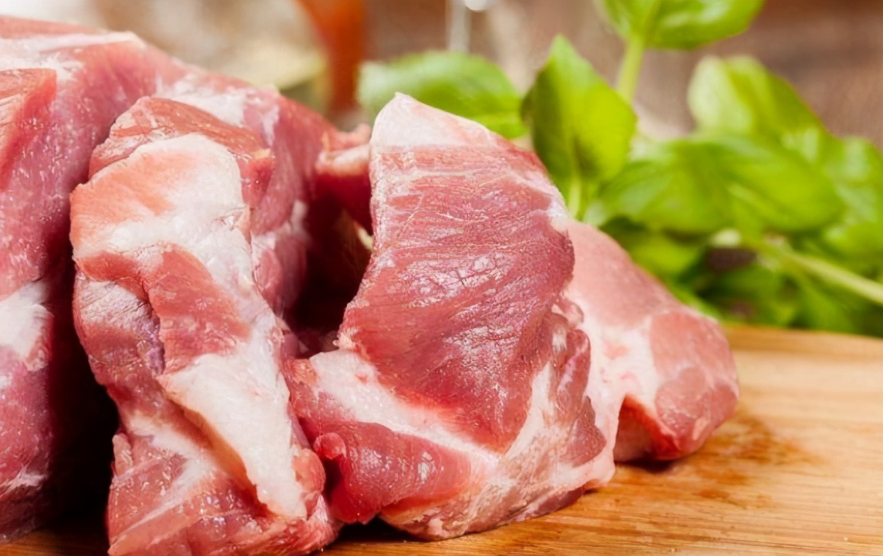 When washing pork, only rinse with clean water?The method is too low ...