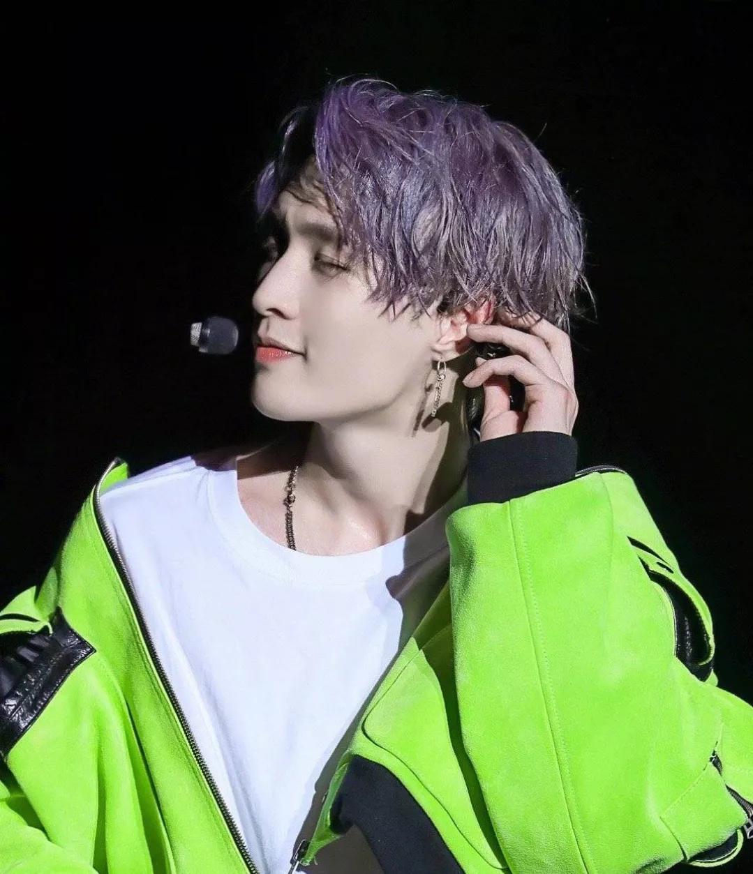 Zhang Yixing's airport photo was exposed, with silver-grey hair color ...