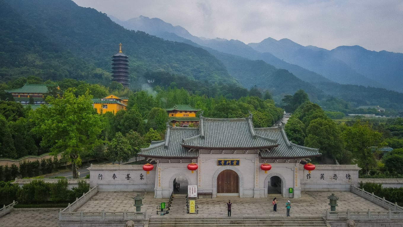Yunmen Temple, hidden deep in the mountains, is one of the eight famous ...