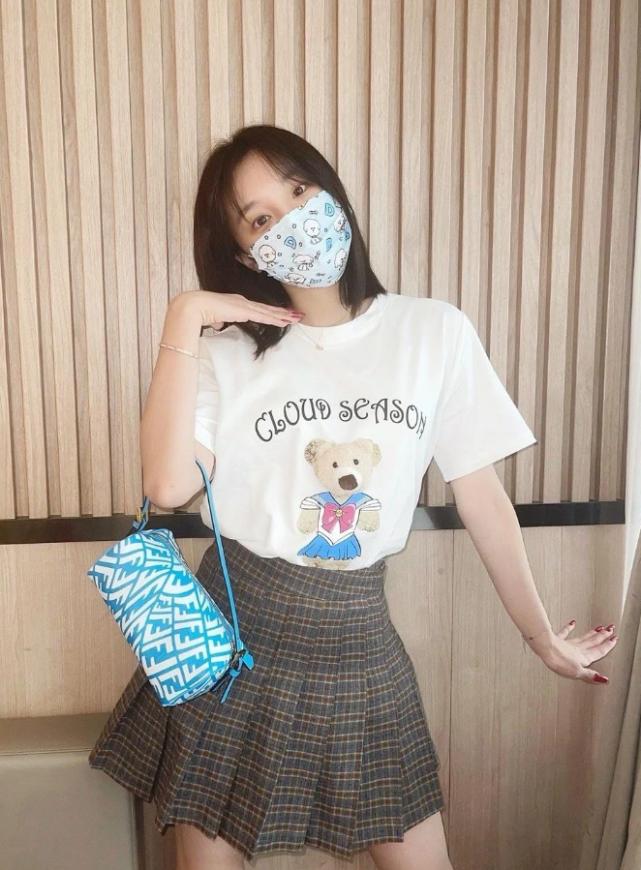 Song Yuqi's summer portrait released, the pink satin suit is fresh and ...