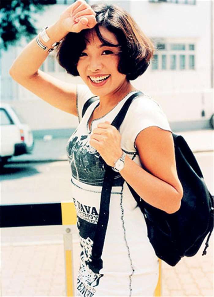 An old opera who is over half a century old and has facial paralysis ...