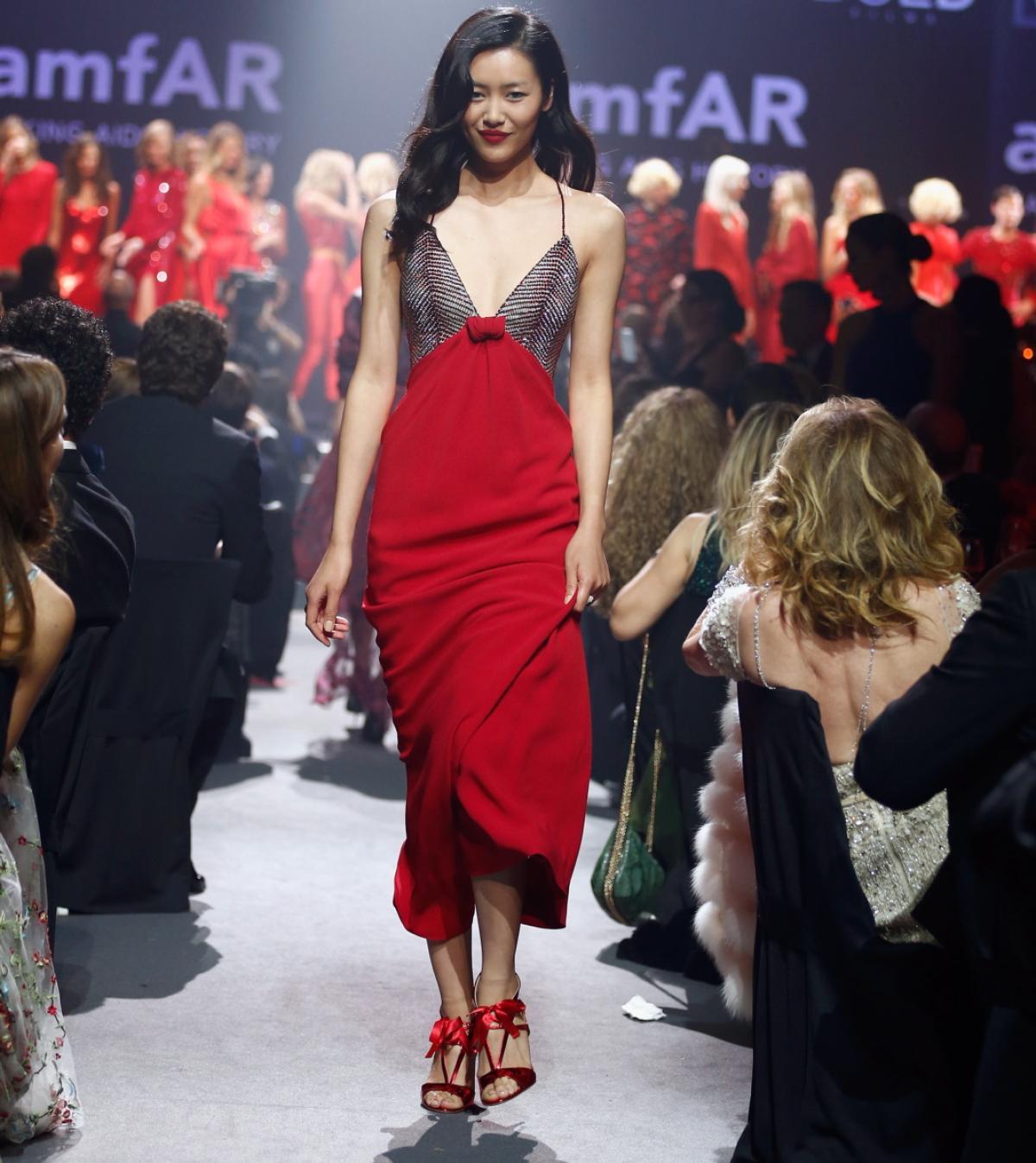 Liu Wen's red dress T stage show, charming style - iMedia