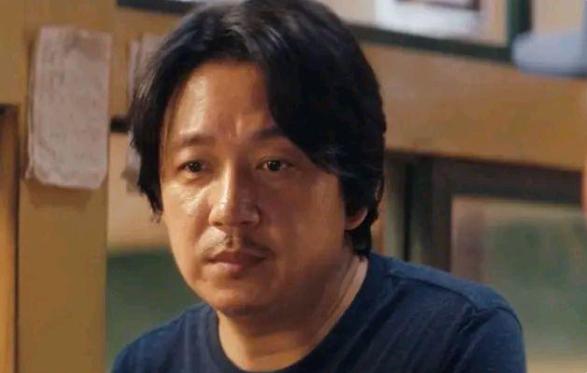 47-year-old Huang Haibing has a serious blessing, with a big face and a ...