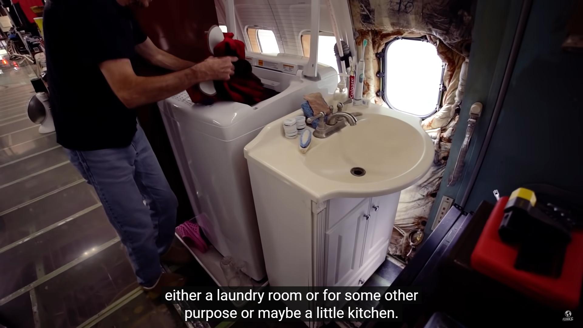 This man turned an airplane into his home, and it looks very special ...