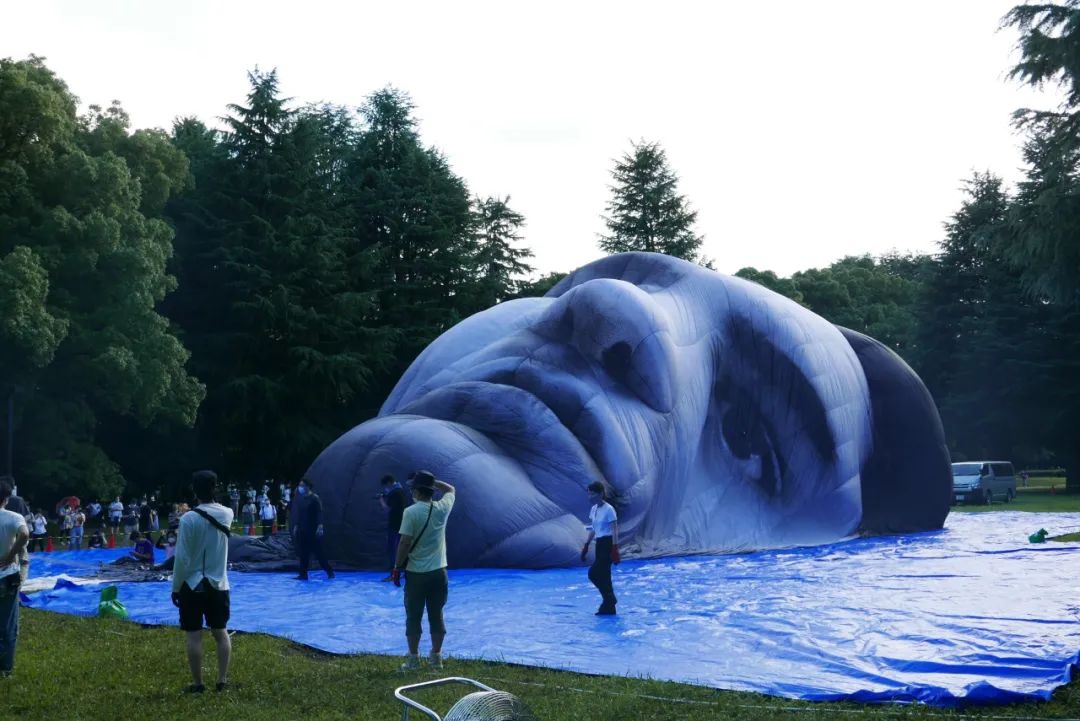 A giant "head balloon" floats over Tokyo with luminous light. Is this ...