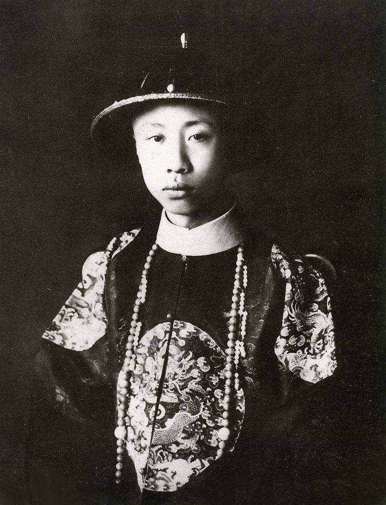 China's last queen, Wan Rong: cheating on her guard, taking drugs and ...