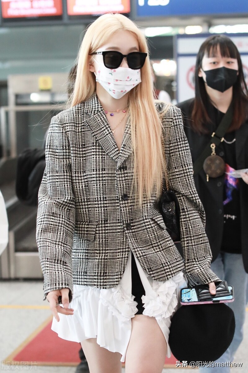 Xu Mengjie's little white dress with cherry pink hair color is full of ...