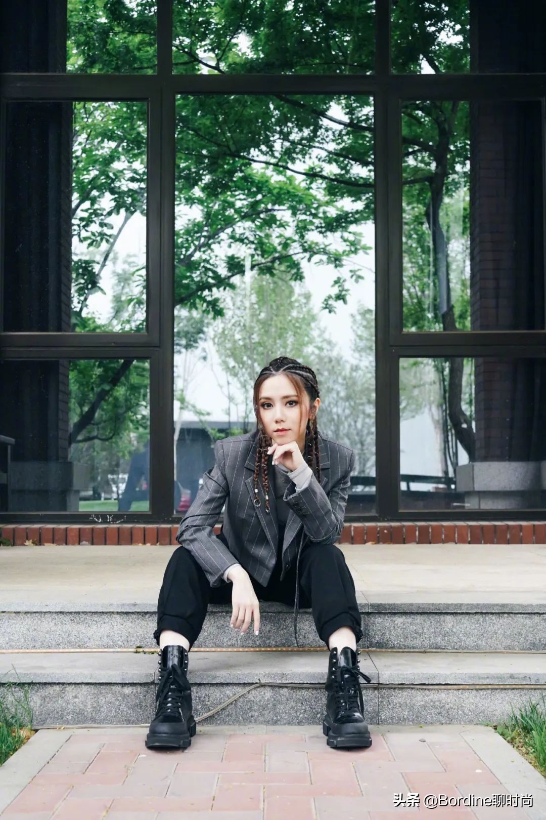 Singer Deng Ziqi, very strong in dressing, wears a gray striped suit ...