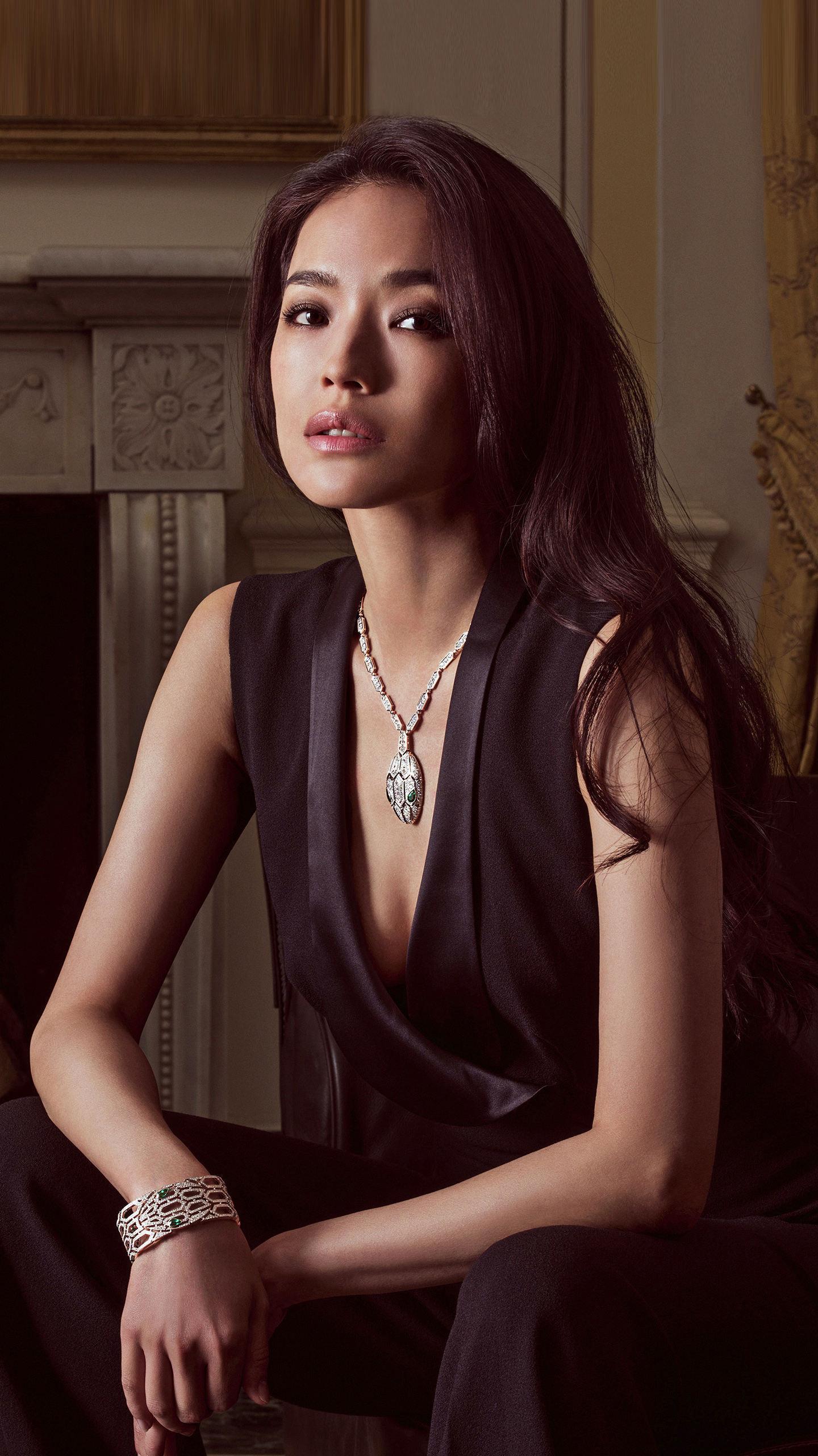 A beautiful actress with irregular facial features, crooked mouth ...