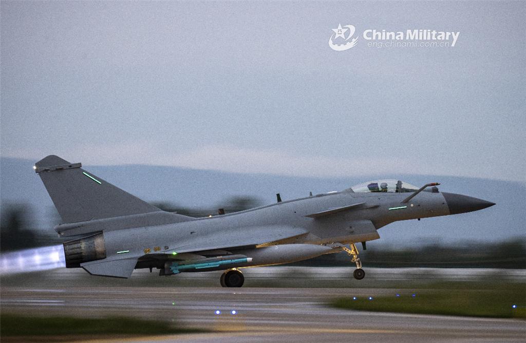 Directly change to a three-generation semi-fighter!A J-7 brigade ...