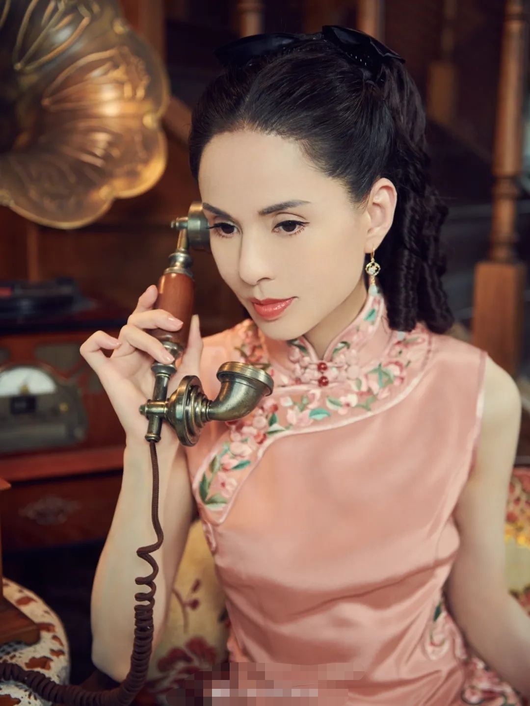 Li Ruotong's latest look, wearing a cheongsam with retro makeup, looks ...