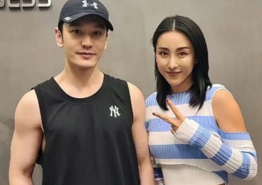 The actress took a photo with Huang Xiaoming, Xiaoming chose to put his hands in his pockets ...