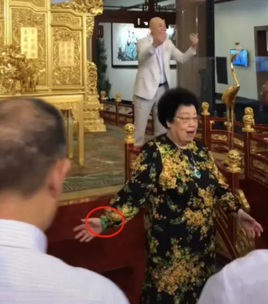 "Tang Monk" Chi Zhongrui made a rare appearance and brought his 80-year ...