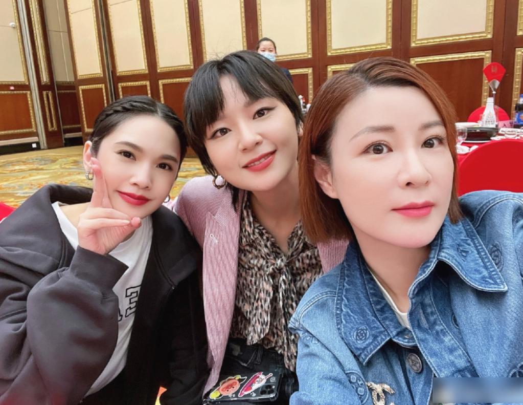 Du Hua took a group photo of her sister in the second season, and she ...