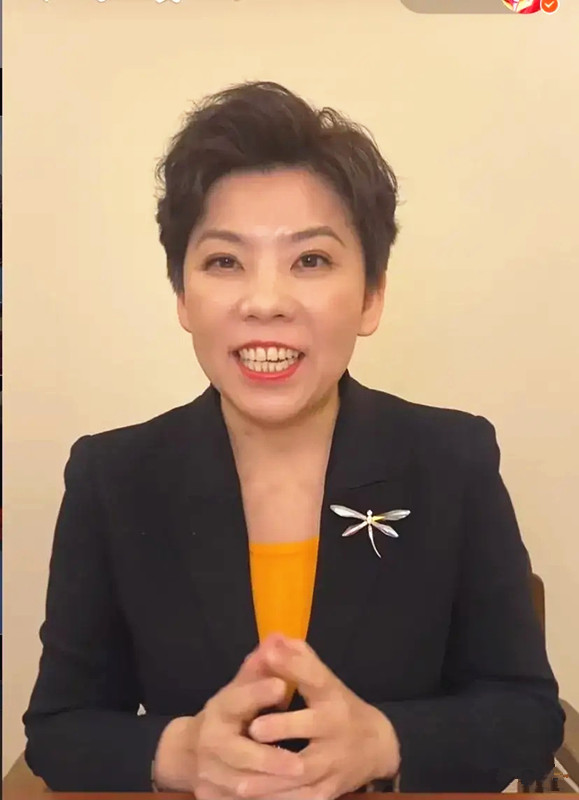 "Ping Pong Queen" Deng Yaping walks around the airport, wearing black ...