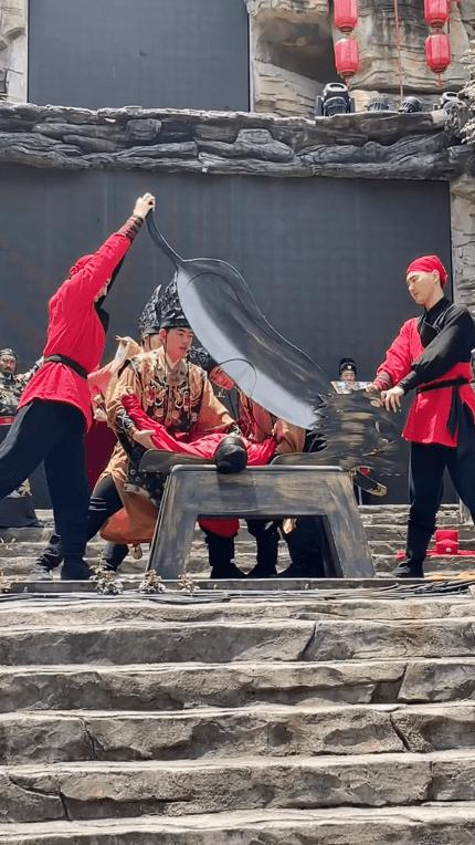 This is how the beheading scene was filmed!The image of the execution ...