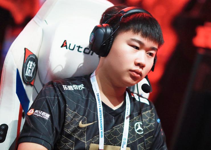 The age of the starting players in the LPL World Tournament is ...