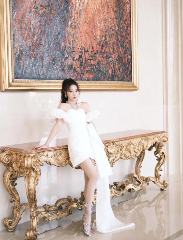 Zhang Zining is really bold, wearing winding shoes and embellished with ...