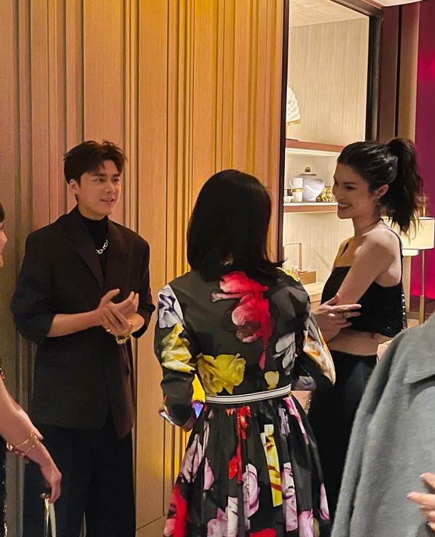 Li Yifeng attended the dinner and was photographed, drinking and ...