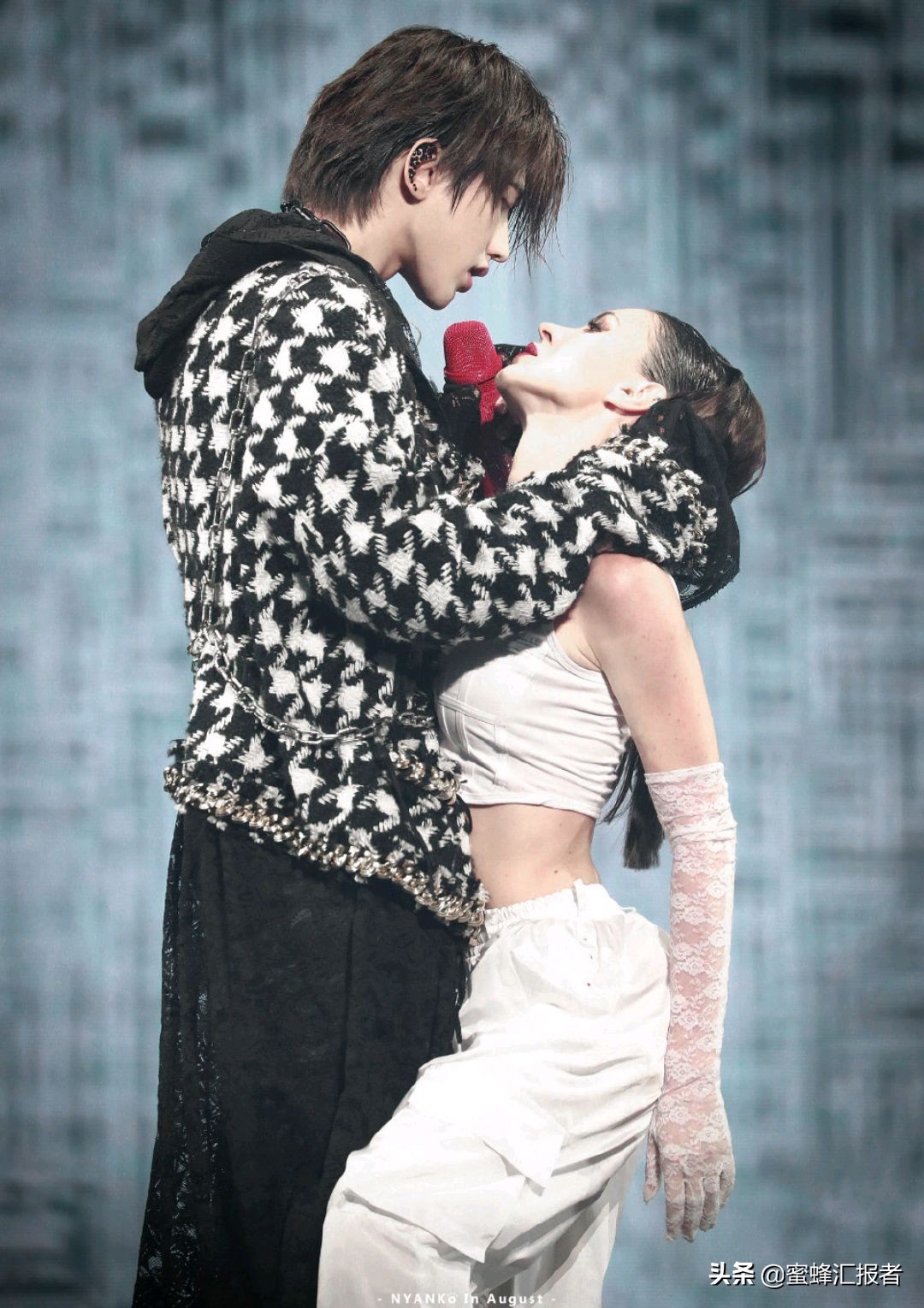 Cai Xukun and a foreign female borrowed a kiss to provoke fans to cry ...