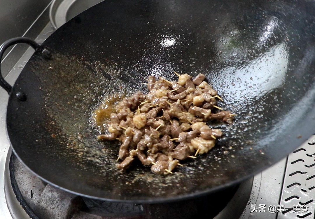 The chef teaches you how to make toothpicks and lamb. There are skills ...