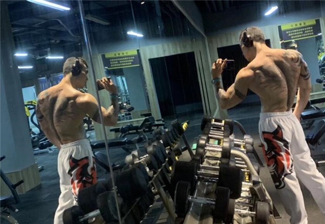 Perfect inverted triangle body, full of muscles, with this kind of ...