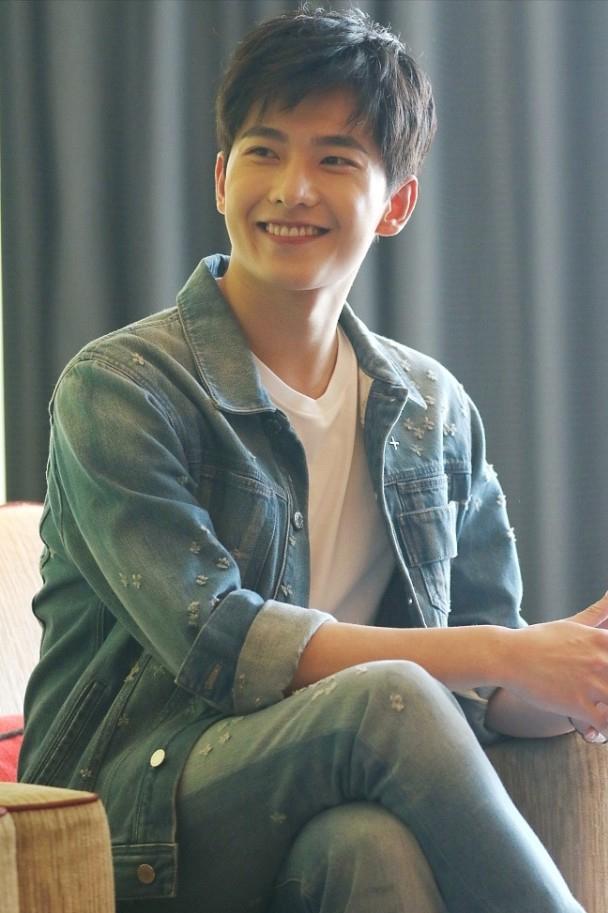 Yang Yang looks so handsome, wearing a denim jacket and jeans, he is a ...