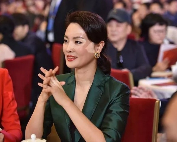 CCTV beauty host Liu Fangfei's recent photo exposure, 43-year-old is ...
