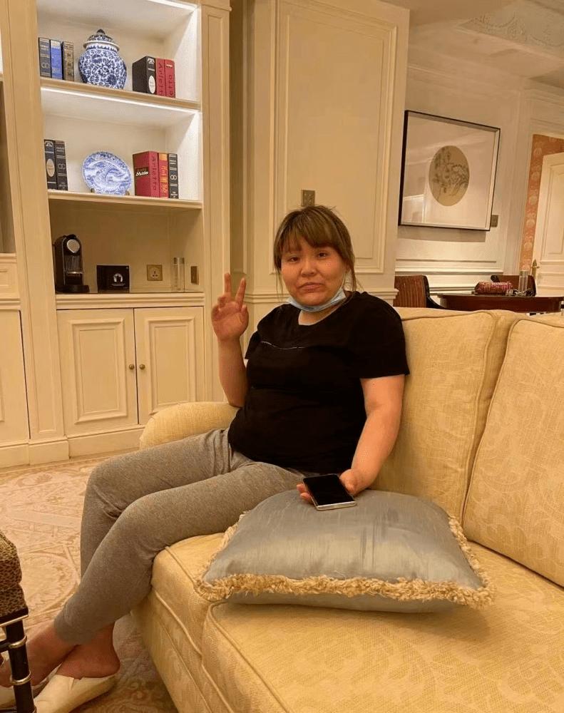 Teacher Guo asked Zhao Lusi to lick her feet in the live broadcast ...