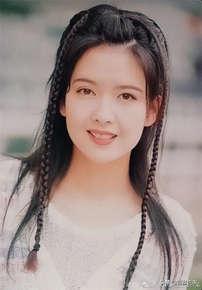 Vivian Zhou with beautiful eyes, soft and long hair, and excellent ...