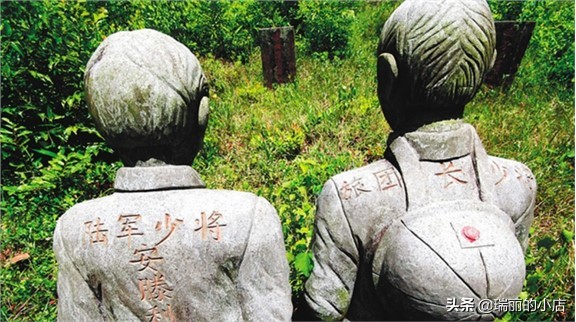 4 kneeling Japanese bandits in the National War Cemetery - iMedia