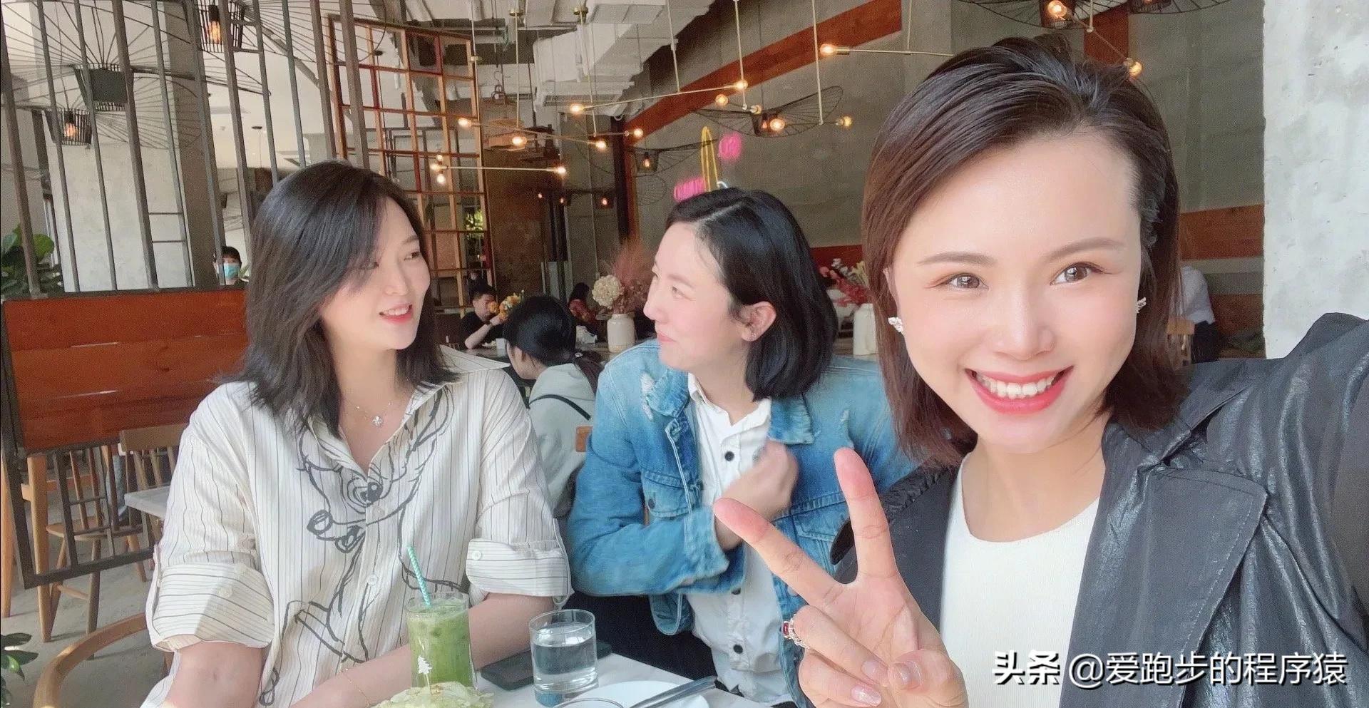 Want to get married?Hui Ruoqi took a photo with Zeng Chunlei, the two ...