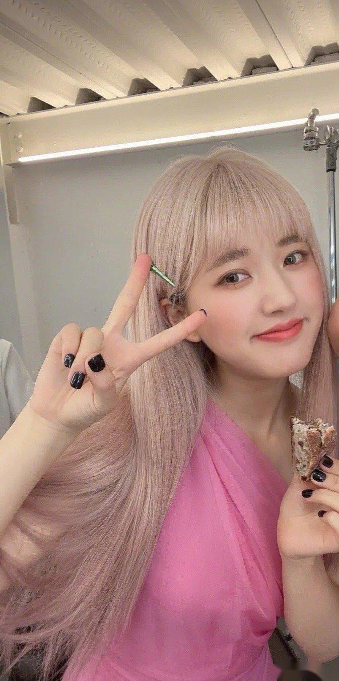 Zhao Lusi powder hair with bangs styling - iMedia