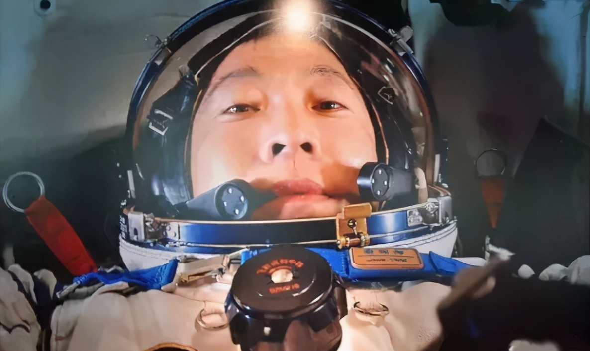 What are you afraid of?Why did Yang Liwei bring a pistol when he ...