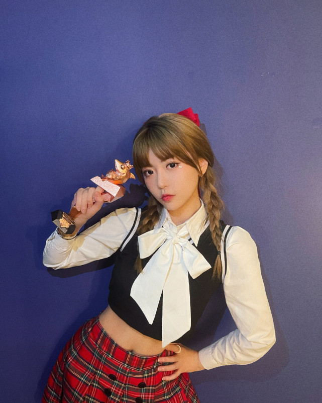 Zhou Shuyi appeared in suspender pajamas with pure plain face, white ...