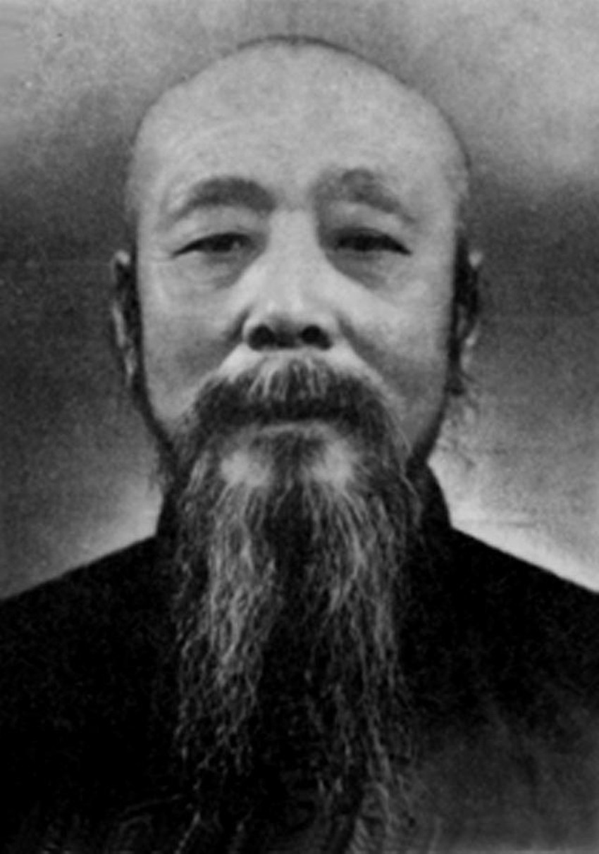 Wu Jianquan, the master of Wu style Taijiquan, went to a boxing club ...