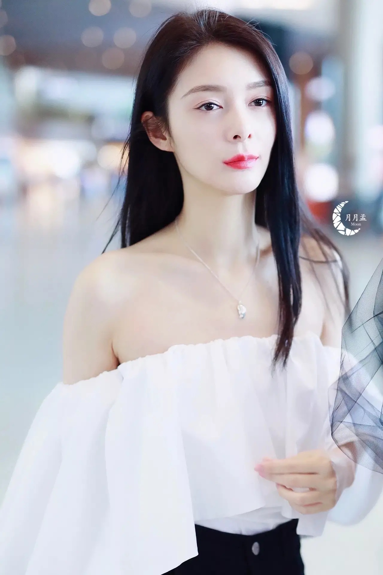 The "Rocket Girl" Fu Jing shows off her figure in a deep V dress. - iMedia