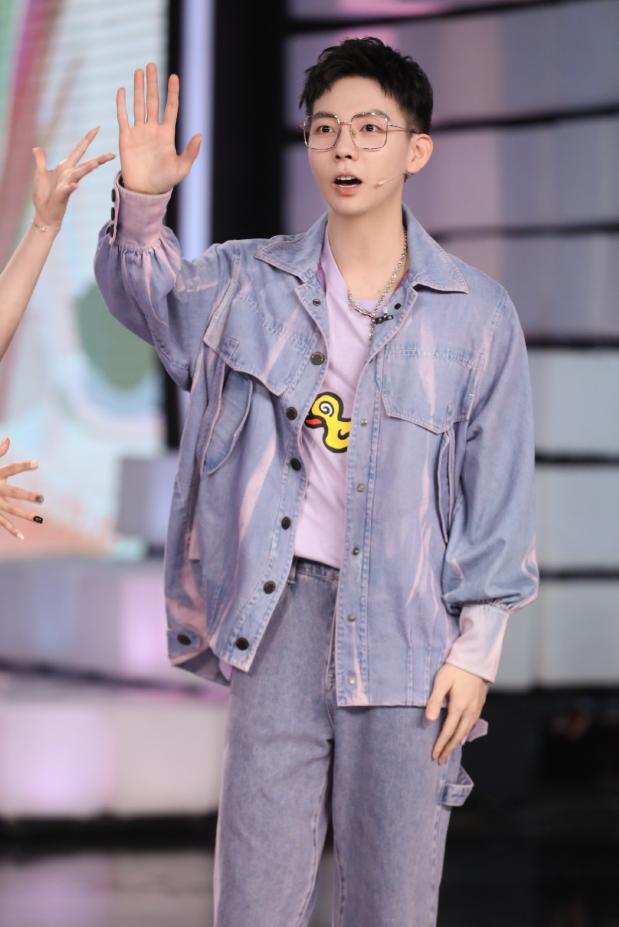 Hu Xia wears styles for autumn, and the illustrated sweater is simple ...